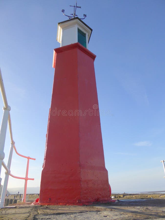 Phare Rouge Et Blanc De Brise-lames Photo stock - Image du rouge ...