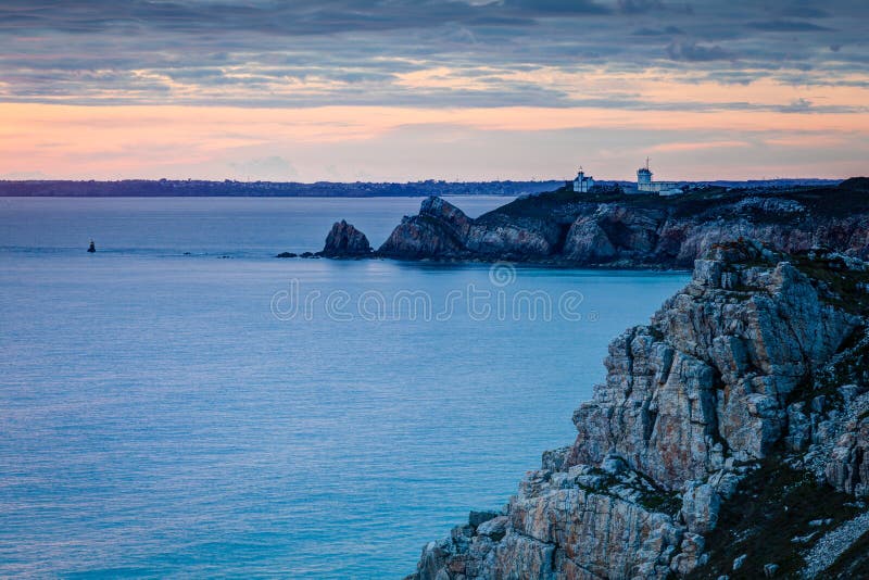 Phare Sur La Falaise Rocheuse Image stock - Image of rocheux, soirée ...