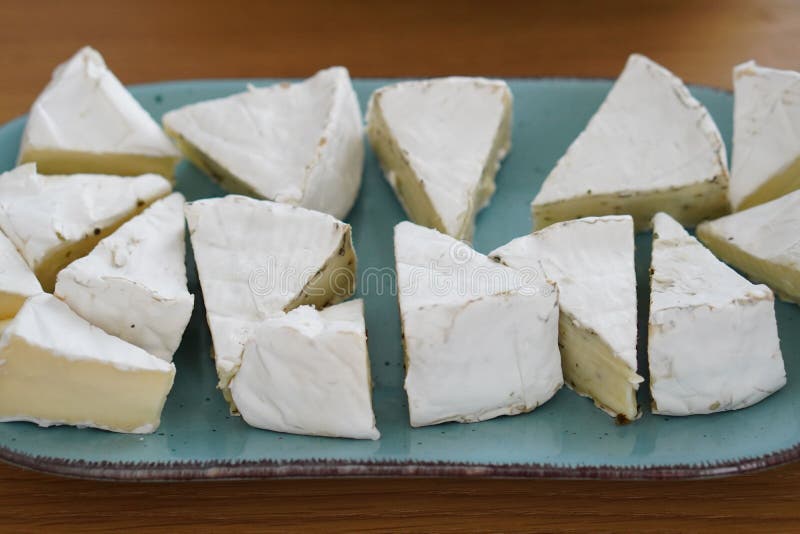 Photo De Closeup De Morceaux De Brie Trianglecut Sur Une Assiette Photo ...