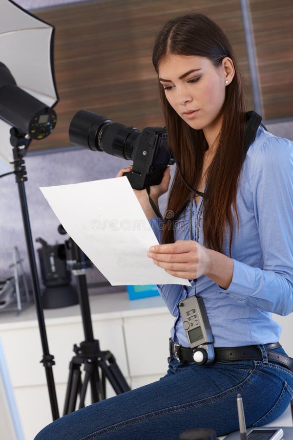 Photo De Examen De Joli Photographe Photo stock - Image du femelle ...