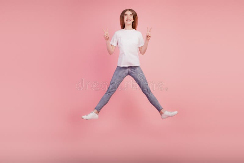 Photo De Fille Active Saut En Haut Montrer Deux Doigts Sur Fond Rose