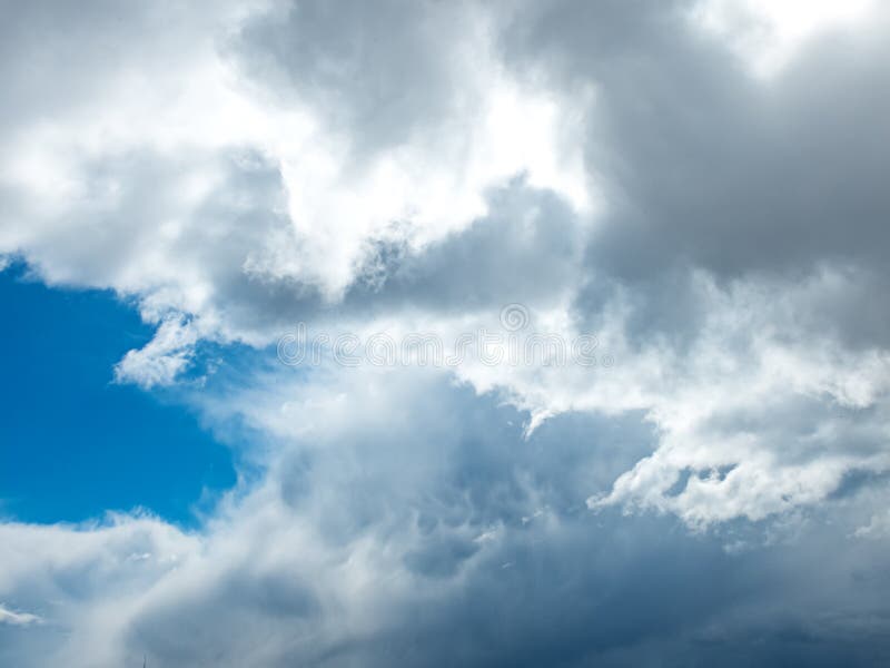 Photo du ciel nuageux bleu photo stock. Image du abstrait - 49715104