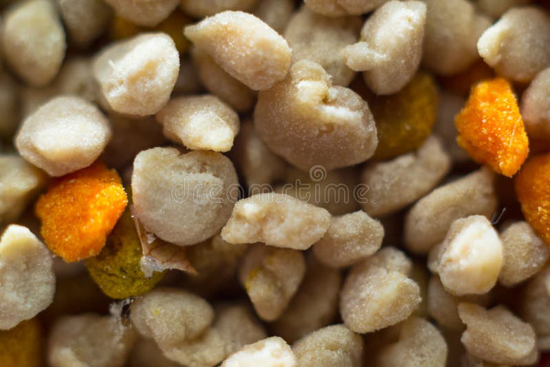 Grains De Pollen D'abeille Sur Un Fond Blanc Tas De Pollen D'abeille D ...