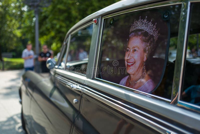Photo of the Queen in Vintage Car Editorial Photo - Image of royce ...
