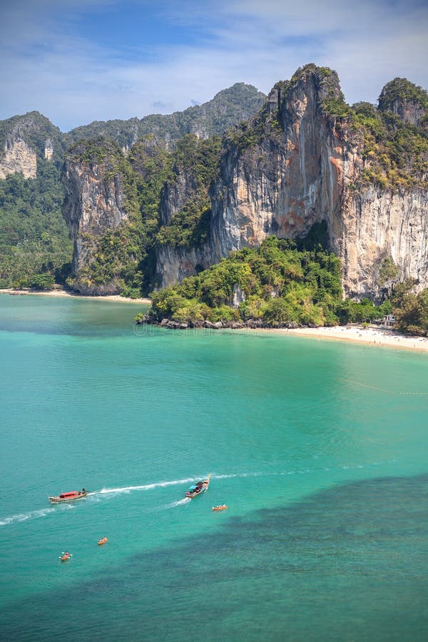 Photo Verticale D'une Belle Plage Photo stock - Image du canoë ...