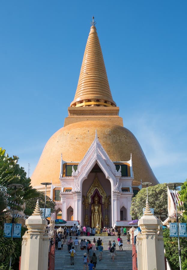 Wat Phra Pathom Chedi Ratchaworamahawihan or Wat Phra Pathommachedi ...