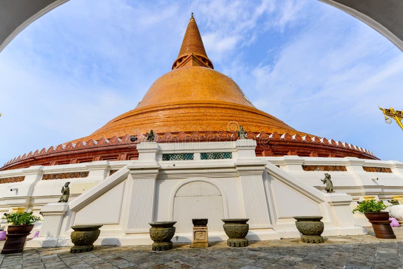 Phra Pathommachedi imagen de archivo. Imagen de recorrido - 80013063