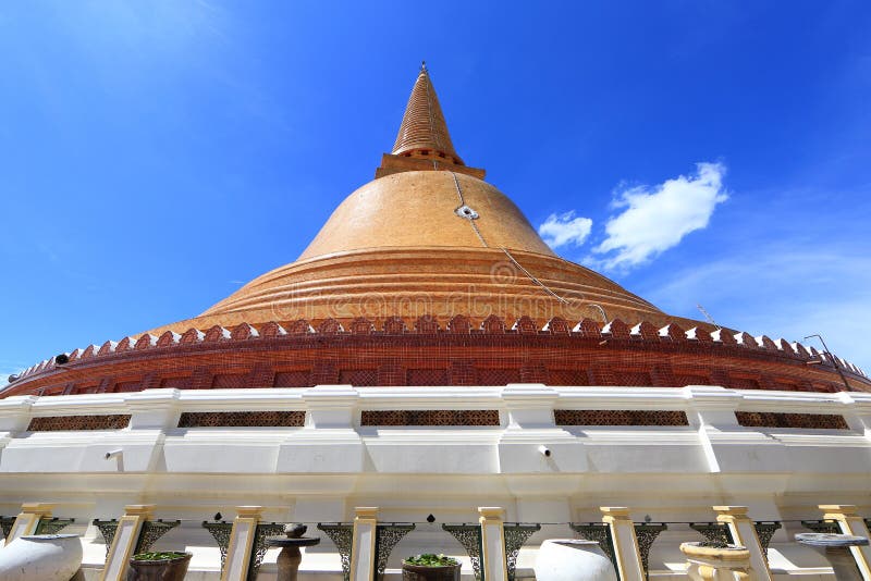 Phra Pathommachedi stock photo. Image of statue, religion - 44376780