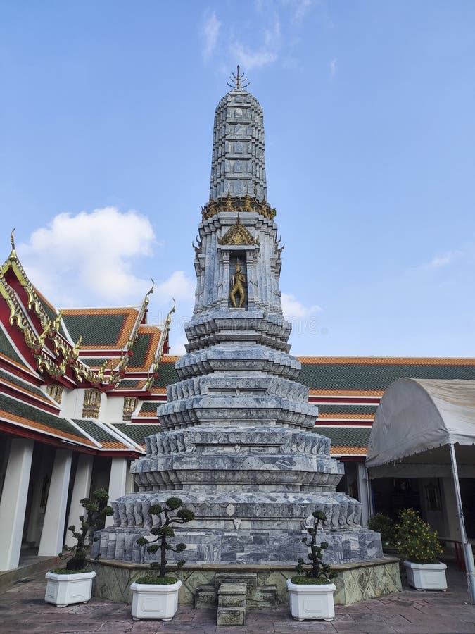 Phra Prang Tower in Wat Pho Buddhist Temple Complex in Bangkok ...