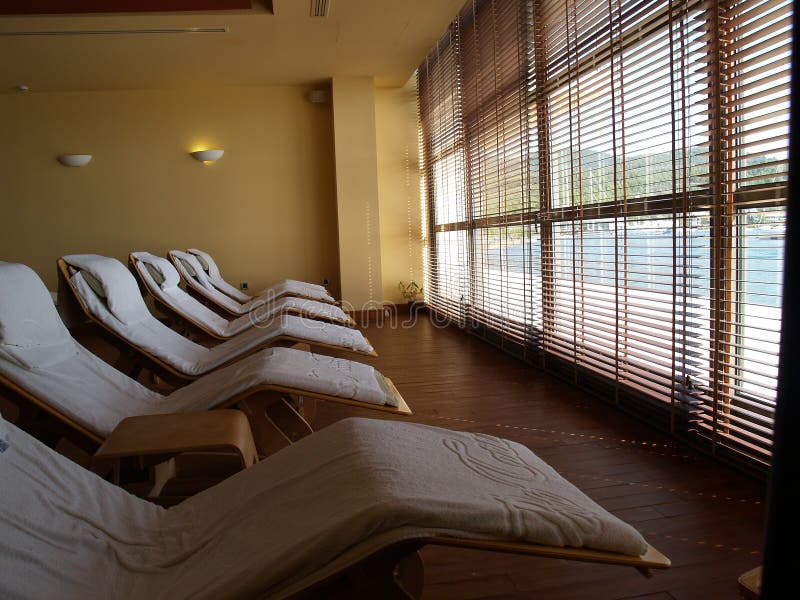 Salle à Manger Contemporaine Photo stock - Image du bois, pièce: 3886396