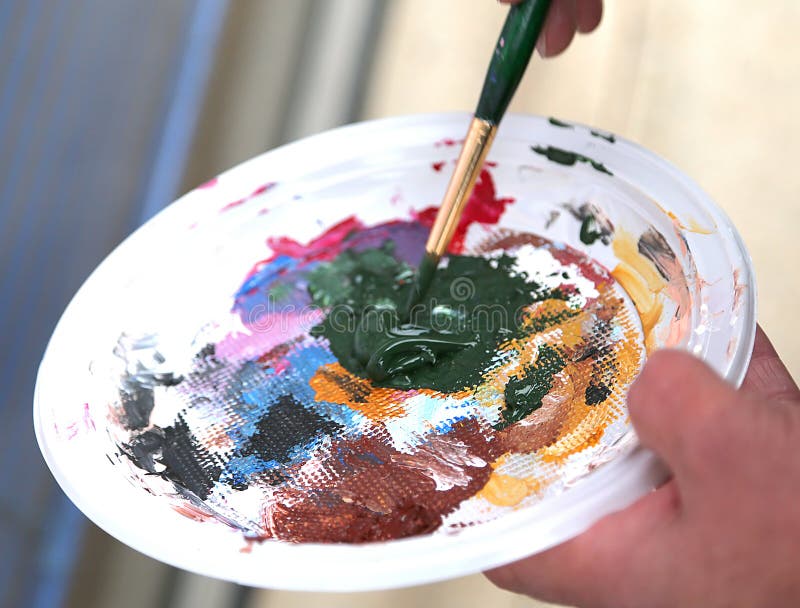 Colori Nella Tavolozza Del Pittore E Delle Spazzole Usate Per Dipingere ...