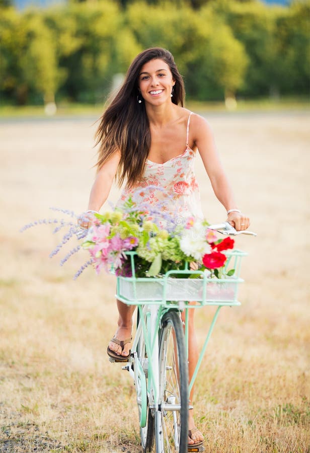 Piękna Dziewczyna Na Rowerze Obraz Stock - Obraz złożonej z natura ...