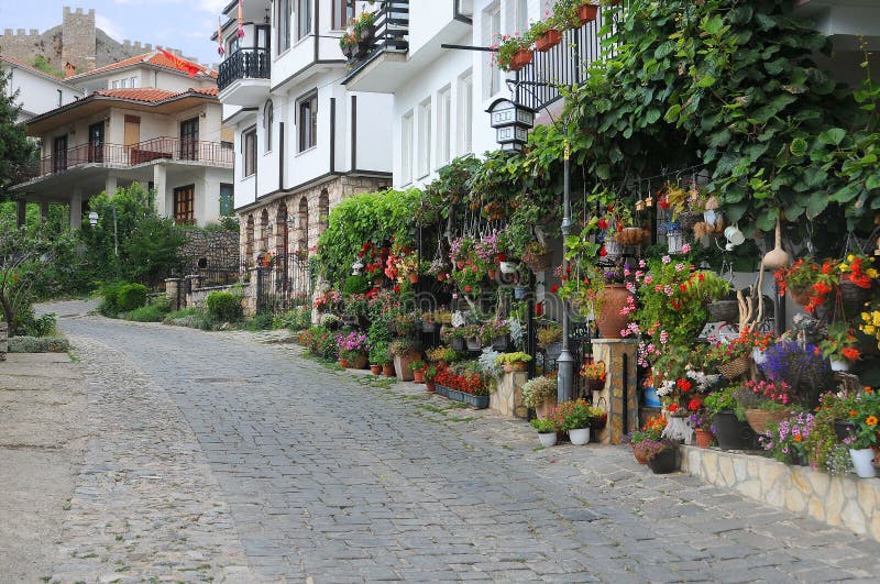 Pusta ulica w deszczu obraz stock. Obraz złożonej z brukowanie - 27989841