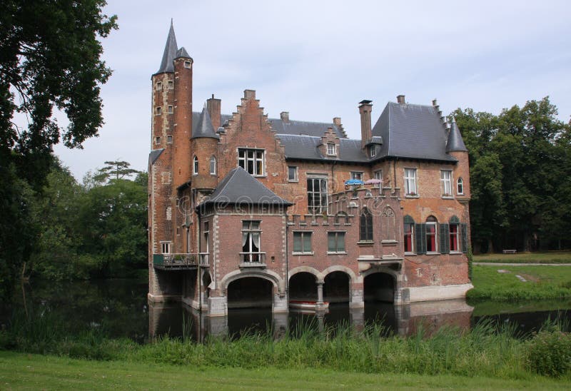 Piękny kasztel zdjęcie stock. Obraz złożonej z wiek, kasztel - 15412080