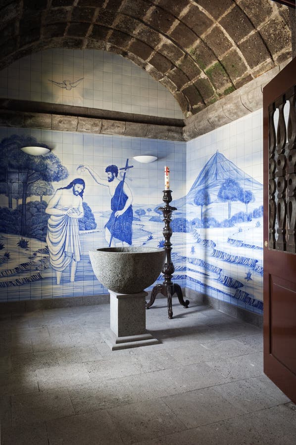 Pia Batismal Baptismal Perto Do Altar Na Igreja Cristã Foto de Stock ...