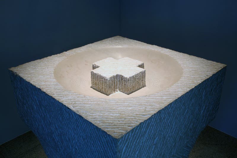 Pia batismal baptismal imagem de stock. Imagem de sagrado - 13170841