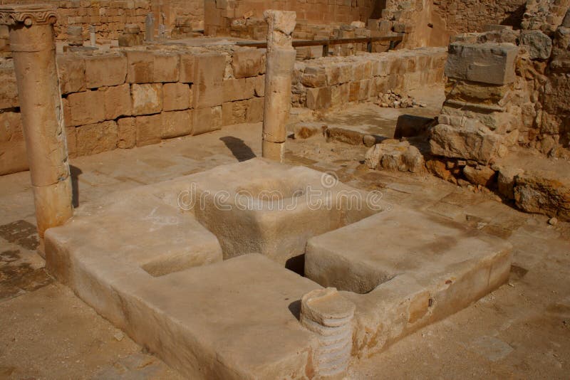 Pia batismal baptismal imagem de stock. Imagem de capela - 4668753