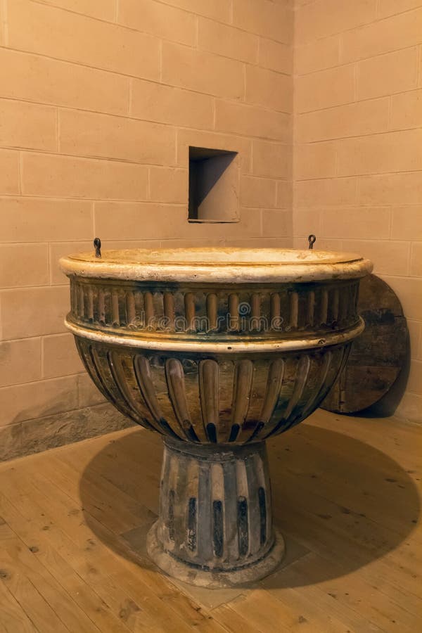 Pia Batismal Baptismal Antiga Foto de Stock - Imagem de igreja ...