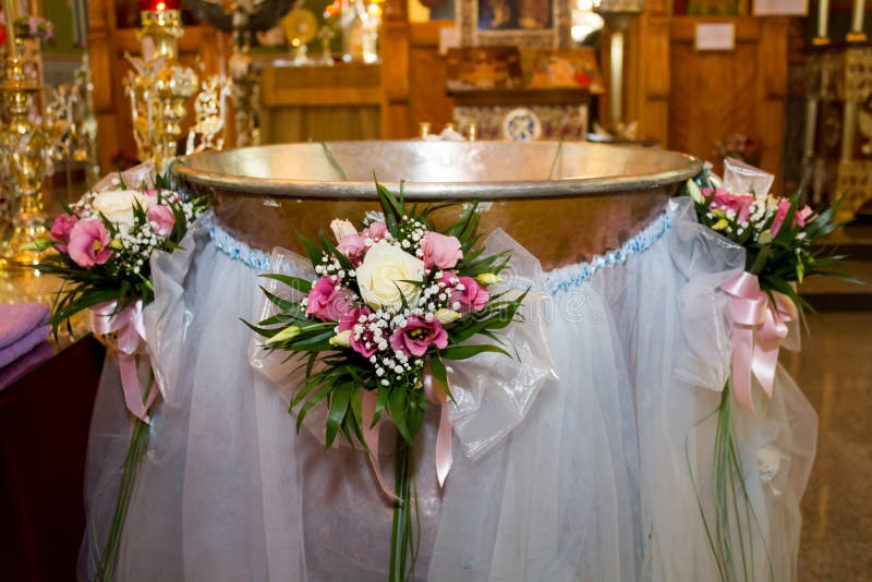 Pia batismal do batismo imagem de stock. Imagem de cruz - 24671491