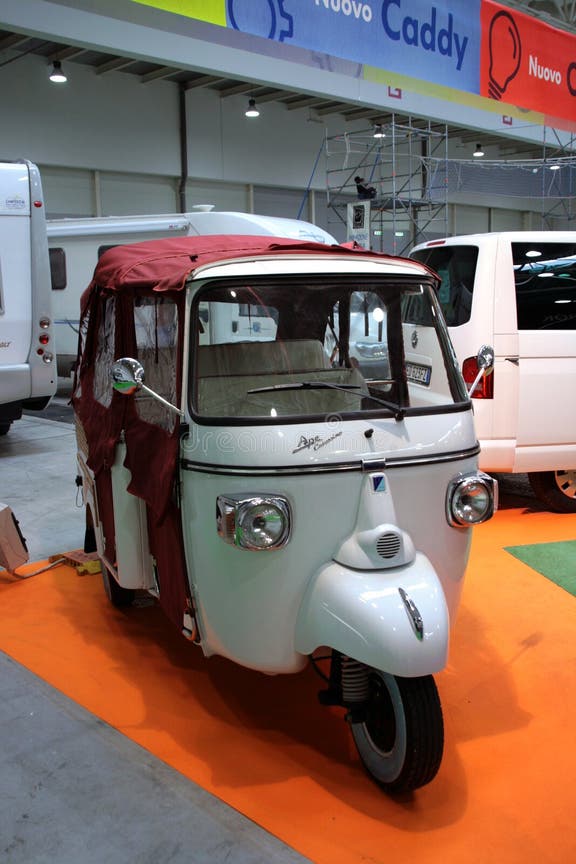 Piaggio Ape editorial photography. Image of speed, white - 18554497