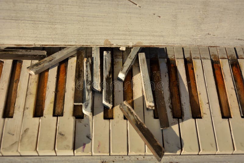 476 Piano Blanco Roto Viejo Fotos de stock - Fotos libres de regalías ...
