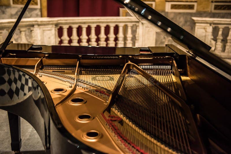 Piano de cola foto de archivo. Imagen de completo, representar - 85711818