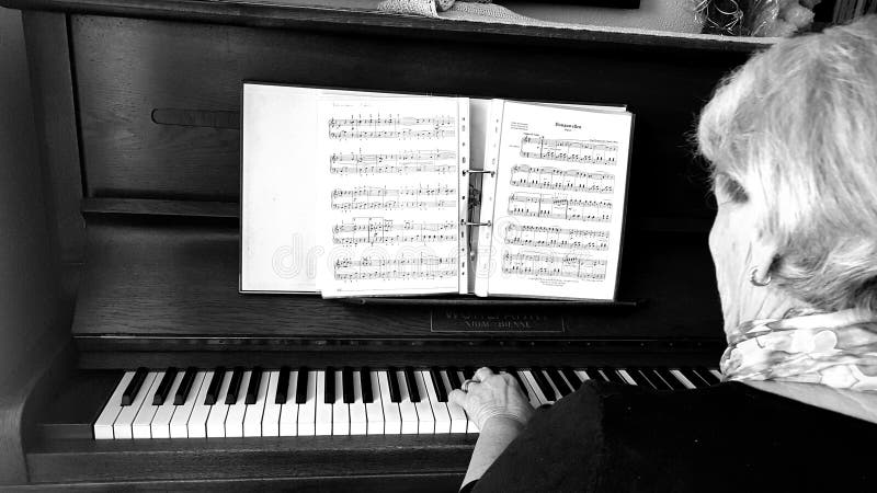 Piano player plays editorial stock image. Image of plays - 139155754