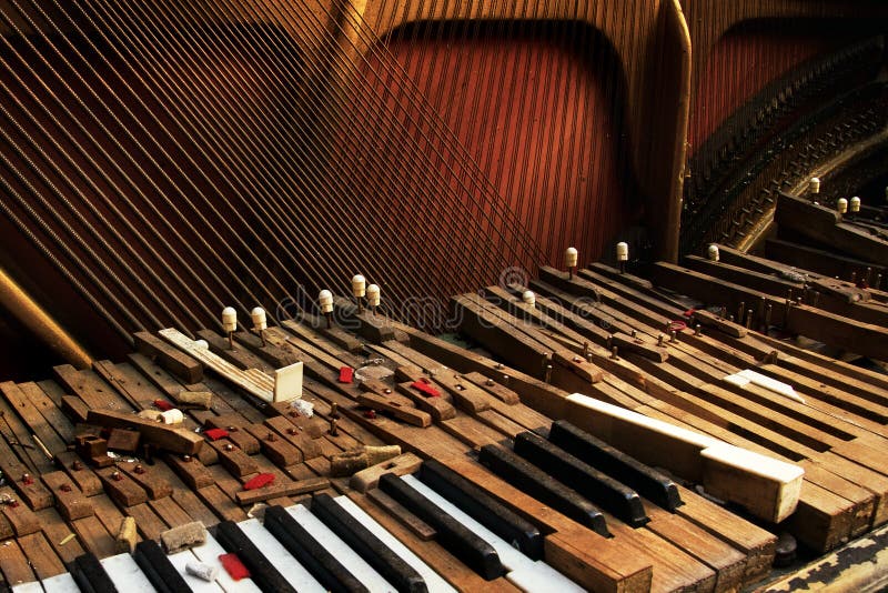 476 Piano Blanco Roto Viejo Fotos de stock - Fotos libres de regalías ...