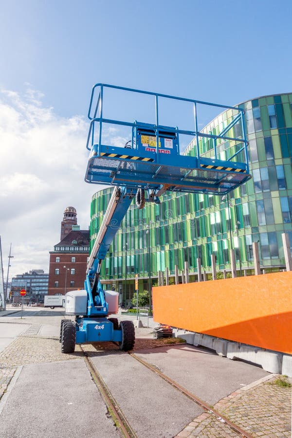 Piattaforma Di Lavoro D'elevamento Mobile Fotografia Stock Editoriale ...