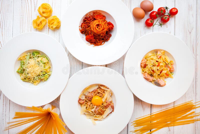 Piatti Bianchi Con Differenti Paste Italiane Decorate Da Ingredie ...