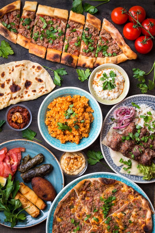 Piatti turchi tradizionali immagine stock. Immagine di pizza - 98452075