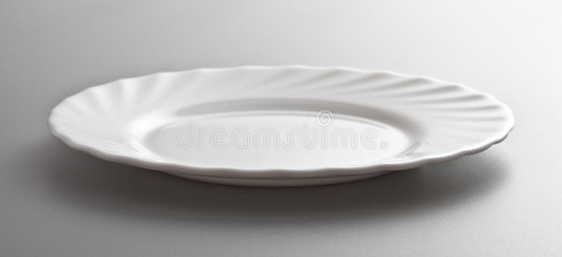Piatto bianco vuoto immagine stock. Immagine di plastica - 13905007