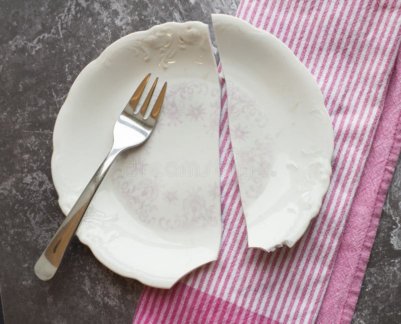 Piatto Rotto Con Una Forcella Sulla Superficie Di Grey Immagine Stock ...