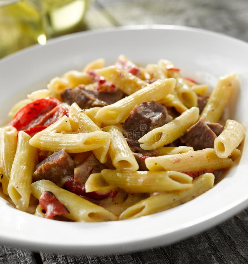 Piatto Di Pasta Con Bistecca E Gorgonzola Fotografia Stock - Immagine ...