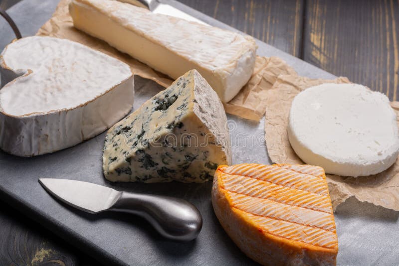 Piatto Di Formaggi Francese in Assortimento, Formaggio Blu, Brie ...