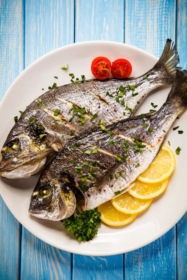 Piatto Di Pesce - Filetto Di Pesce Fritto Con Le Verdure Immagine Stock ...