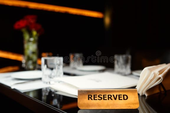 Piatto Riservato Su Un Tavolo Immagine Stock - Immagine di ...