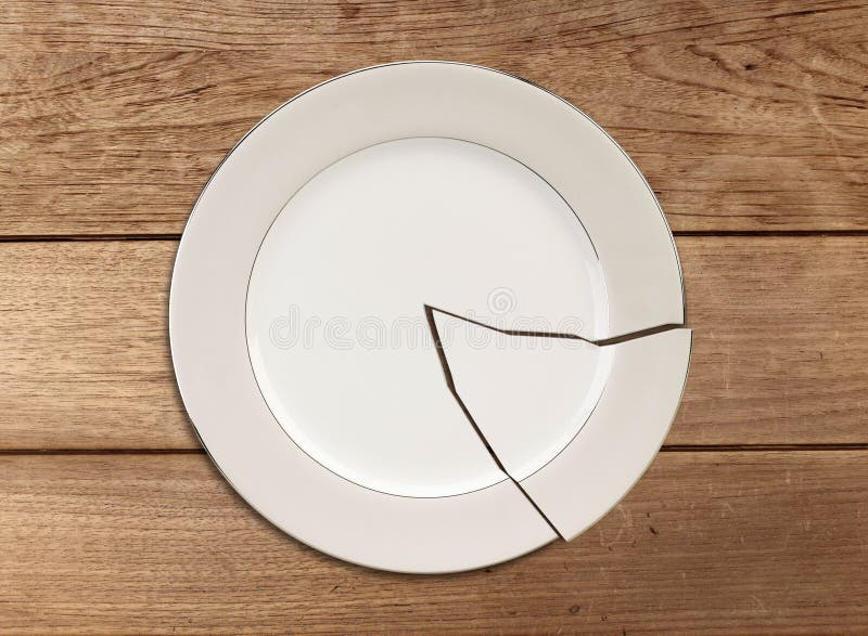 Piatto Rotto Sulla Tavola Di Legno Immagine Stock - Immagine di sfondo ...
