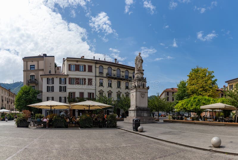 Piazza Alessandro Volta editorial stock photo. Image of lake - 345307568