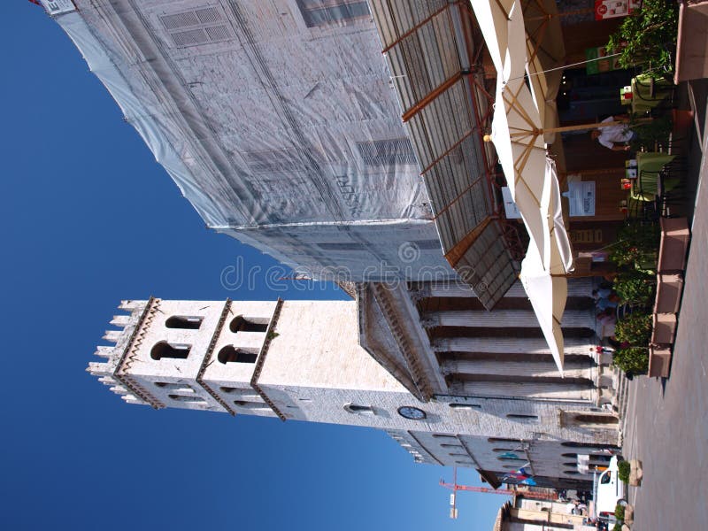 Piazza Del Comune, Assisi, Italia Foto editorial - Imagen de columnata ...