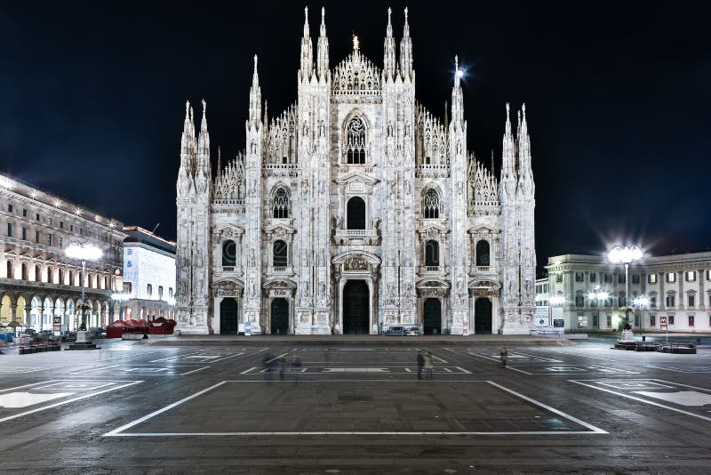 Piazza del Duomo, Milano editorial stock photo. Image of duomo - 47914103