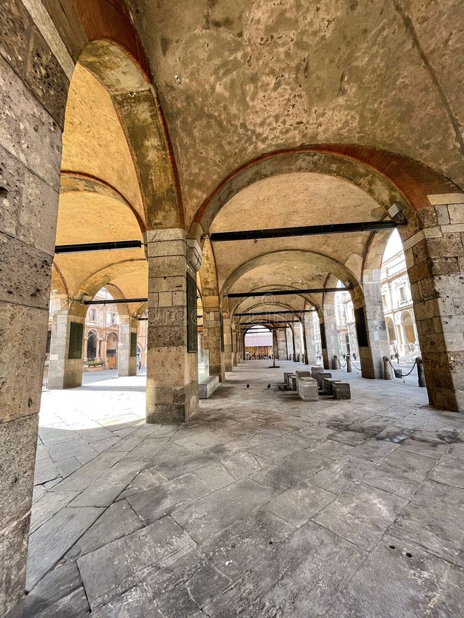 Piazza Mercanti is a Central City Square of Milan, between Piazza Del ... Piazza Mercanti is a Central City Square of Milan, between Piazza Del ...