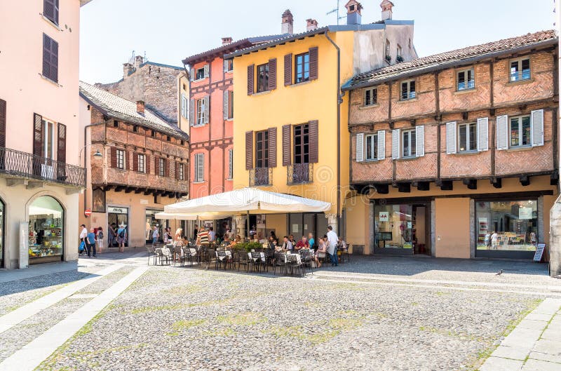 Piazza San Fedele Nel Centro Storico Di Como, Italia Immagine Stock ...
