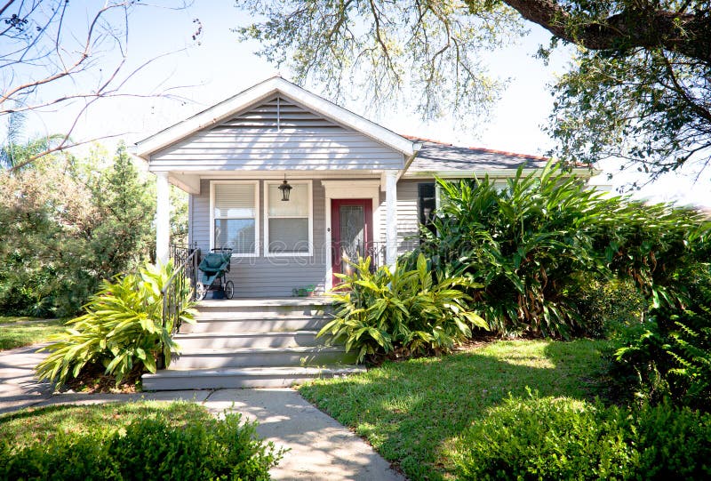 Piccola Casa Del Cottage Con Il Giardino Fotografia Stock - Immagine di ...
