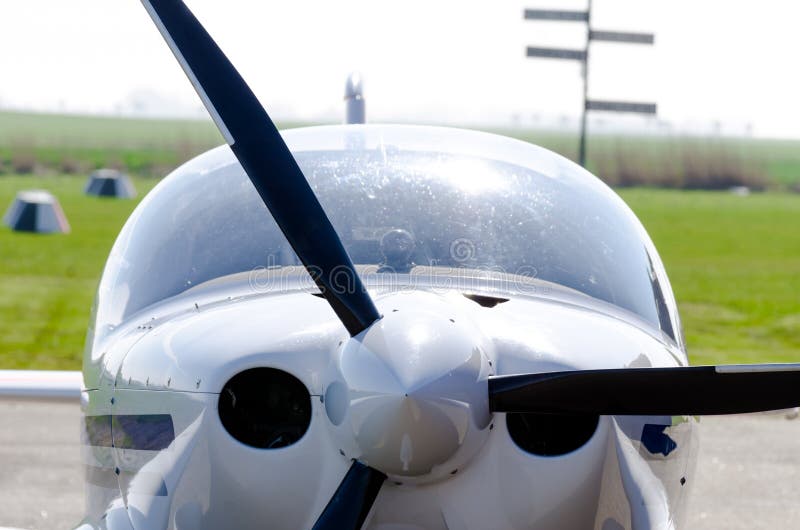 Piccola Elica Della Parte Anteriore Dell'aeroplano Fotografia Stock ...