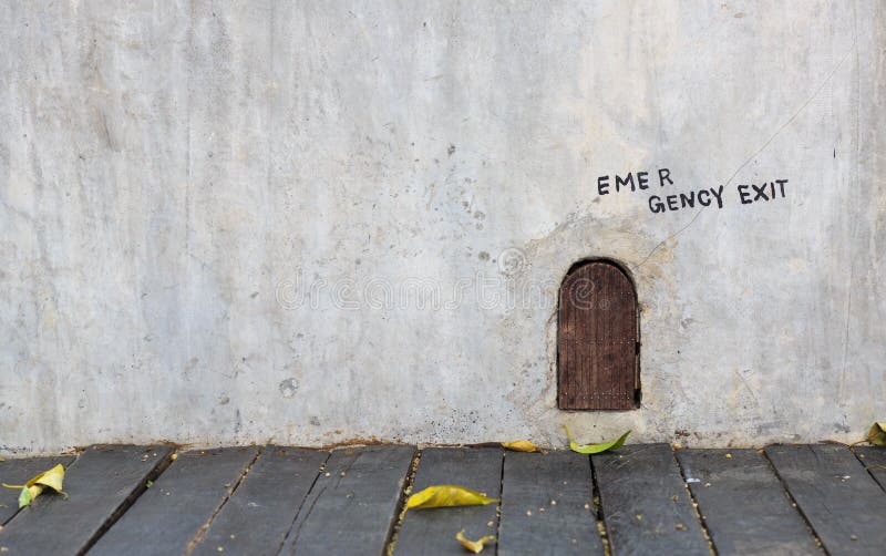 Piccola porta di legno fotografia stock. Immagine di sfondo - 39329834