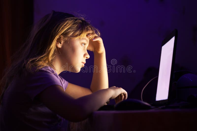 Piccola Ragazza Caucasica Che Lavora Al Computer Portatile Fotografia ...