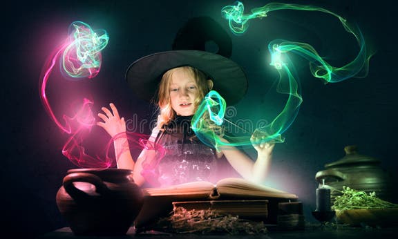 Piccola strega fotografia stock. Immagine di adorabile - 61058960