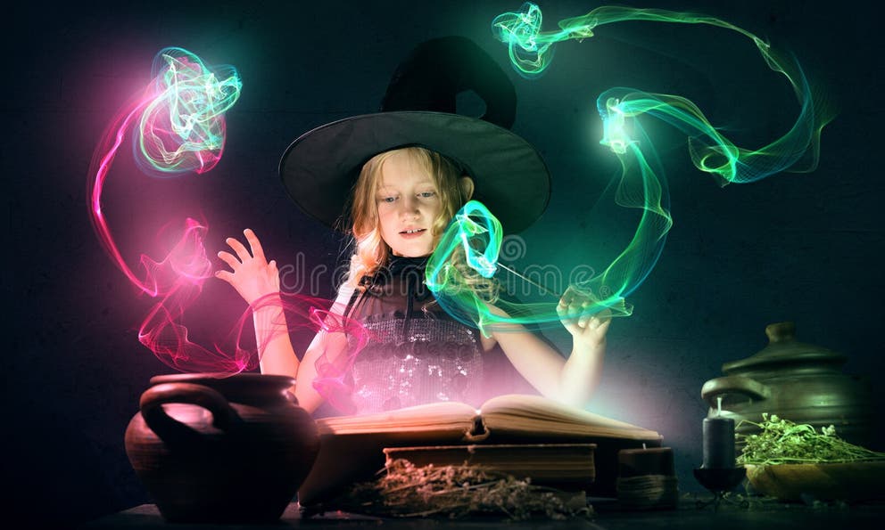 Piccola strega fotografia stock. Immagine di adorabile - 61058960