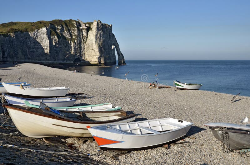 Piccole Barche Su Pebble Beach Di Etretat in Francia Immagine Stock ...
